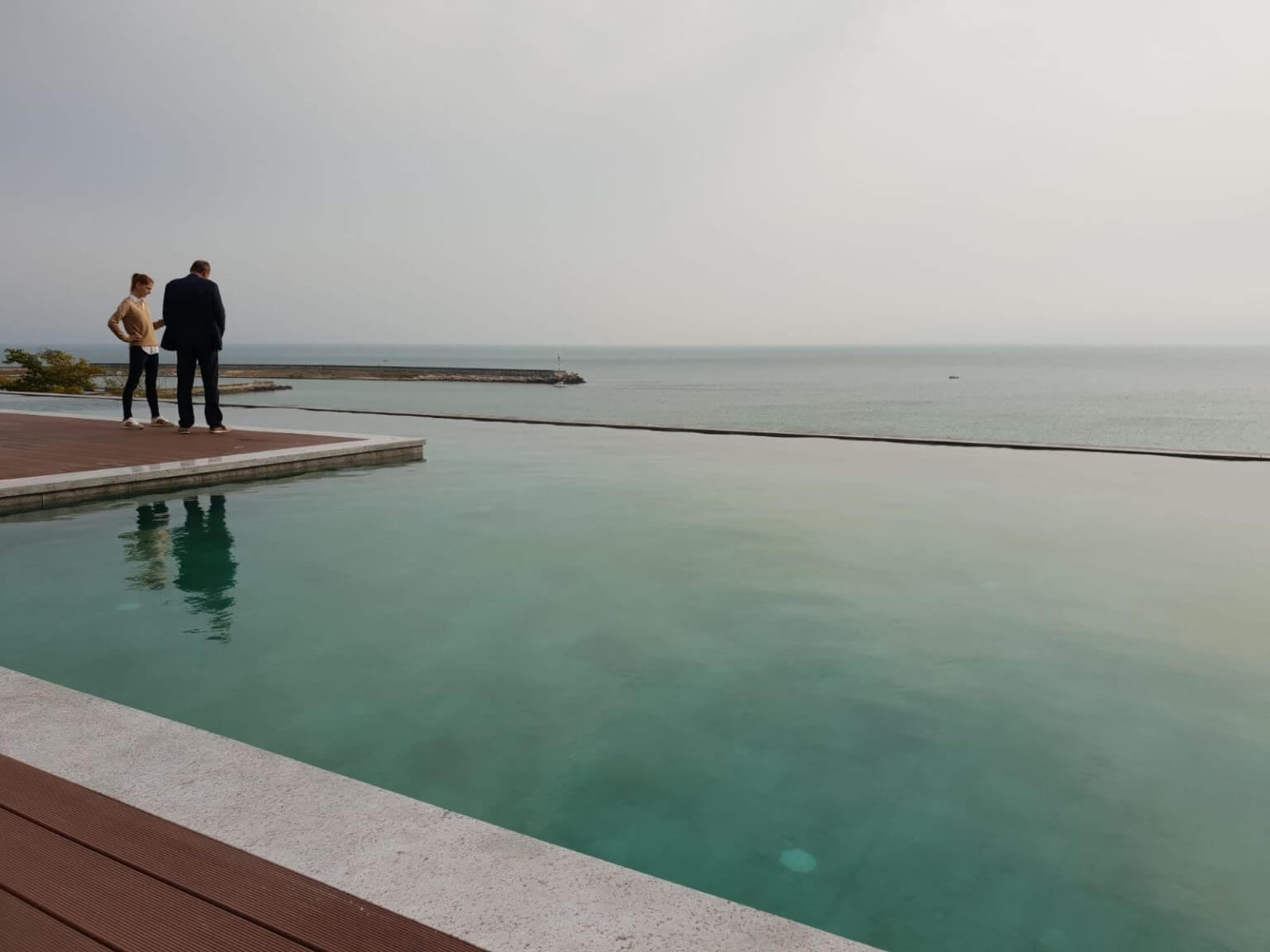 6 ventajas de tener una Infinity Pool - Gres Aragón