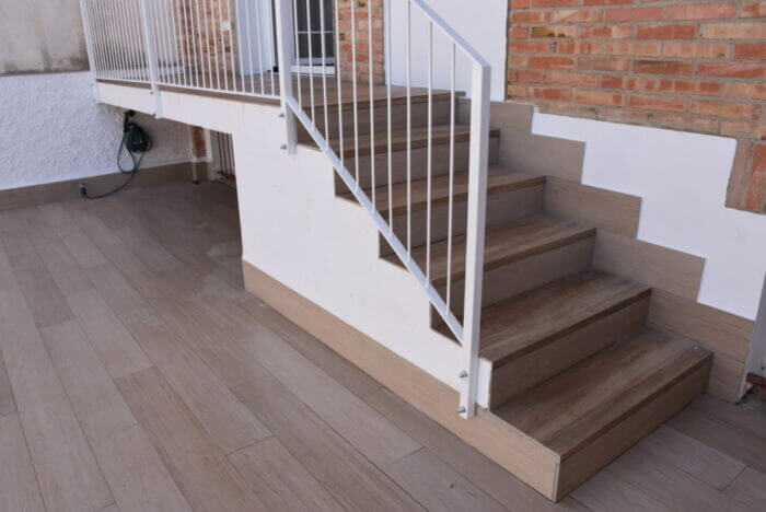 6 Ventajas de las Escaleras Imitación Madera - Gres Aragón